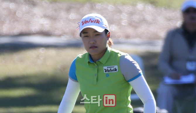 이일희, 버디 5개 단독 선두..LPGA 한국 3연승 주인공 되나