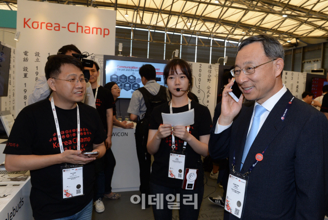 [포토]'MWC 상하이 2015' 찾은 황창규 KT 회장